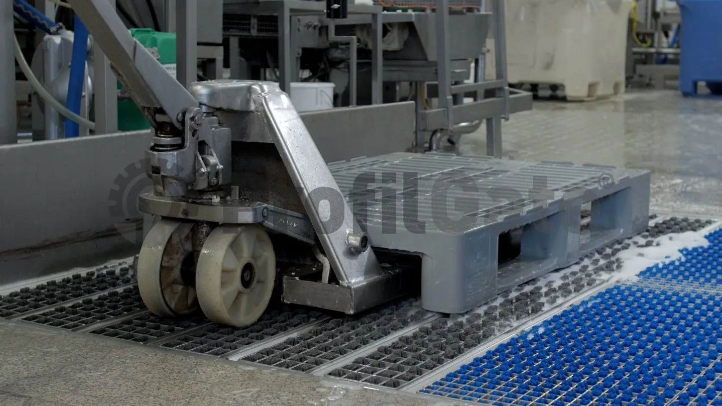Hygiene sluice Lift trucks, transport boxes, plastic pallets